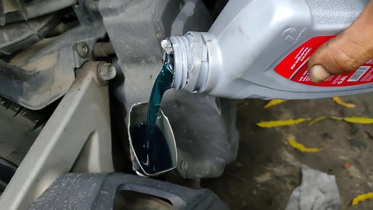 Oli Motor Cepat Hitam, Ini Dia Penyebabnya Yang Harus KIta Tahu ...